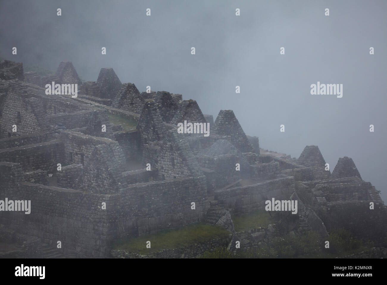 Häuser aus Stein im Nebel, Machu Picchu Inka Ruinen aus dem 15 ...