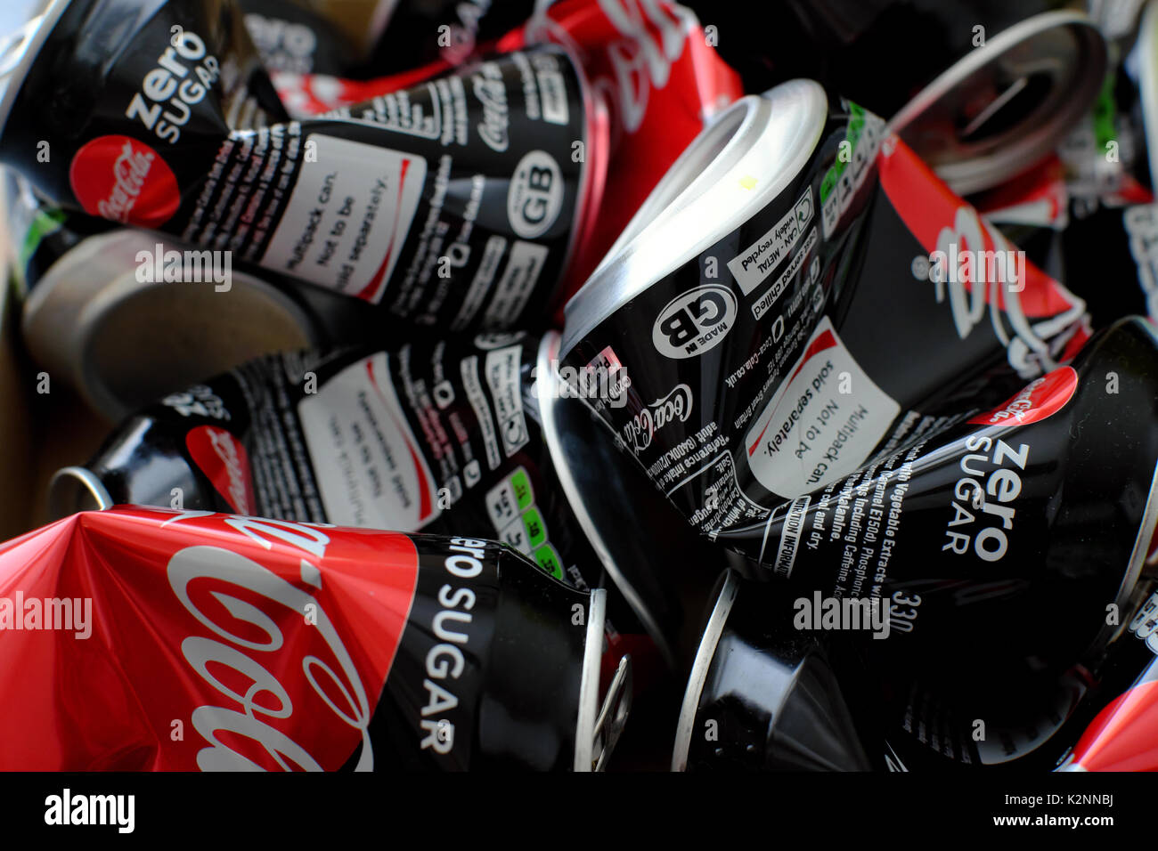 Recycling coca cola cans -Fotos und -Bildmaterial in hoher Auflösung – Alamy