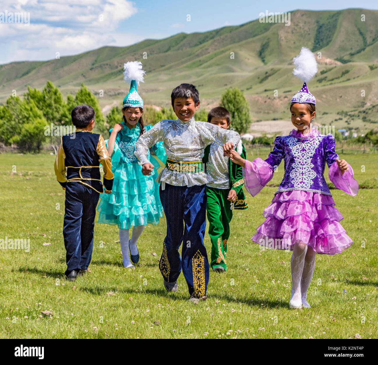 Kasachstan nationaltracht -Fotos und -Bildmaterial in hoher Auflösung ...