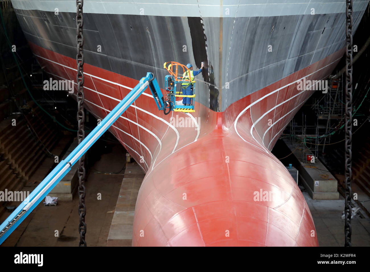 Der Rumpf der HMS Prince of Wales ist gereinigt als Werke auf dem ...