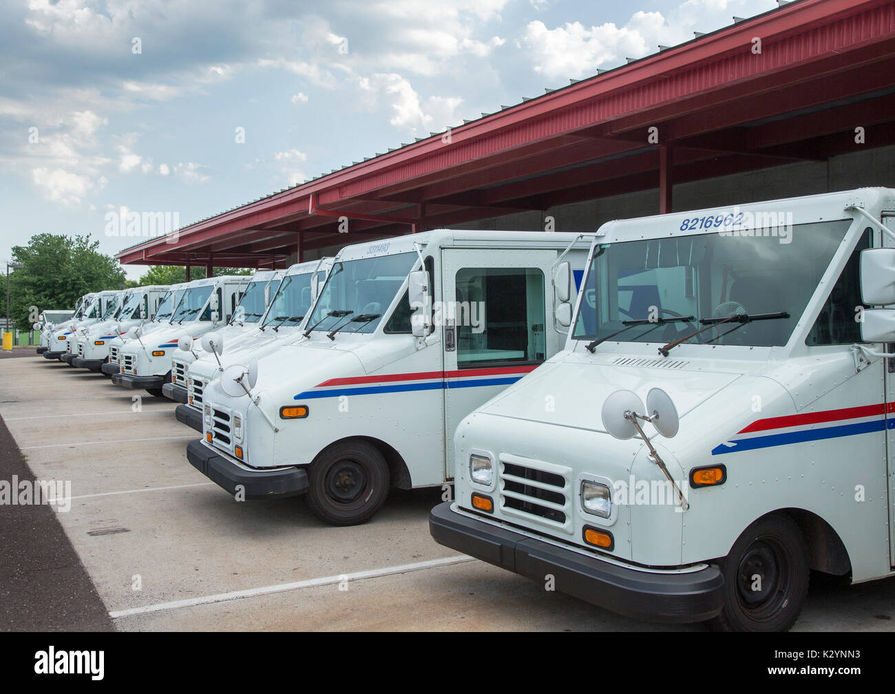 Delivery trucks -Fotos und -Bildmaterial in hoher Auflösung – Alamy