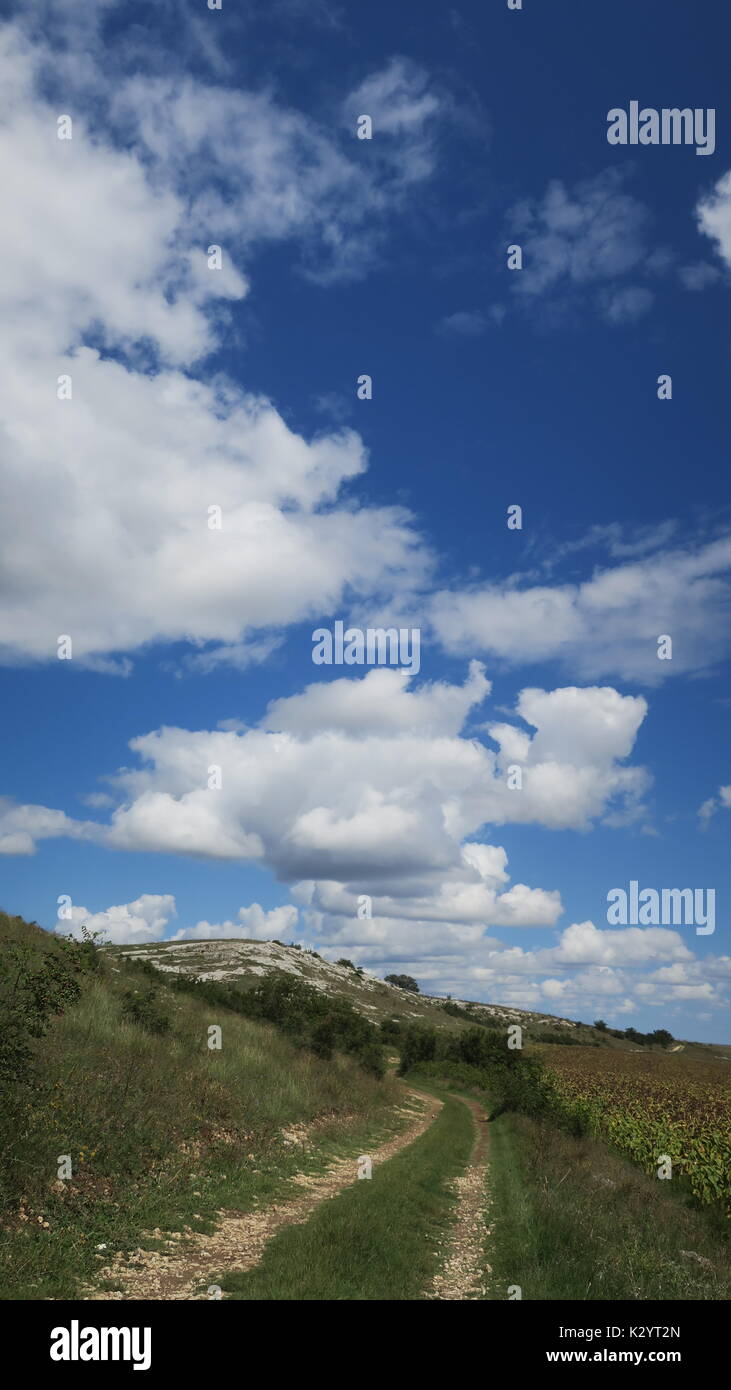 Weg nach blau -Fotos und -Bildmaterial in hoher Auflösung – Alamy