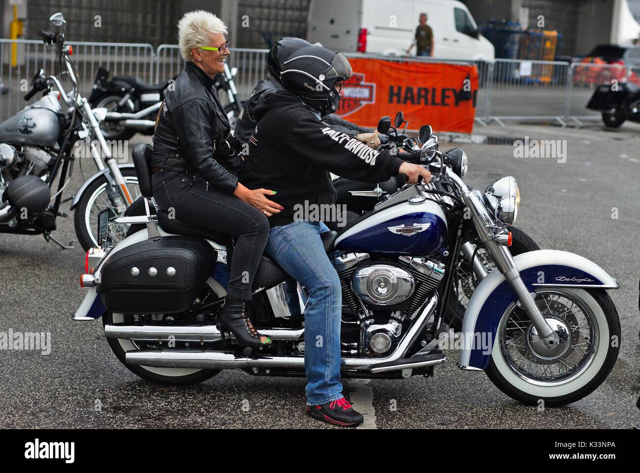 Frau auf harley -Fotos und -Bildmaterial in hoher Auflösung – Alamy