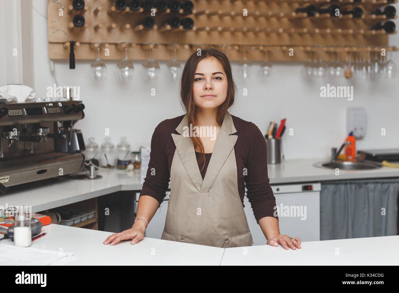 Attraktive Kellnerin Stockfotos und -bilder Kaufen - Alamy