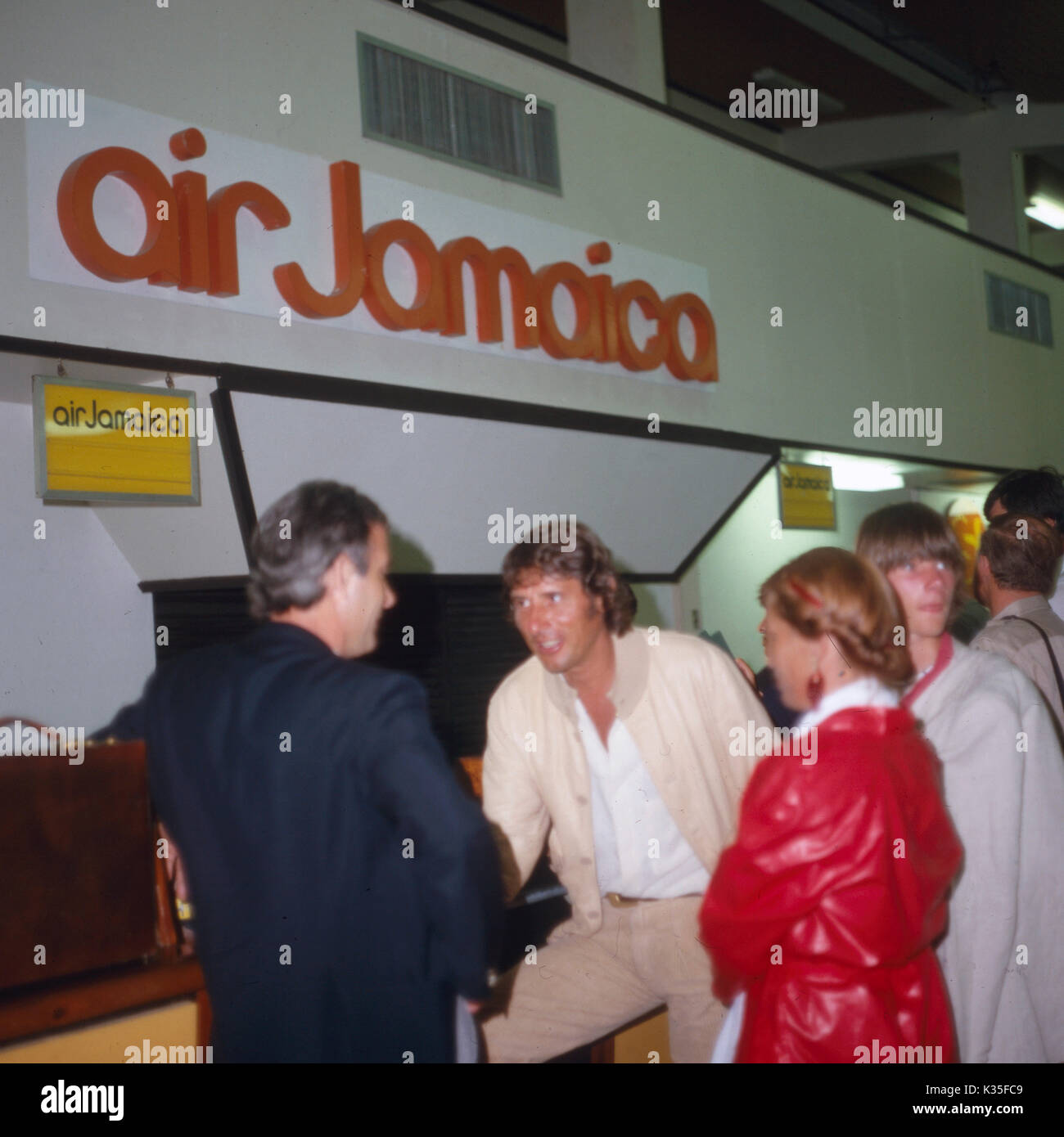 Udo Jürgens am Check-In Schalter der Air Jamaica, 1980er. Udo Jürgens ...
