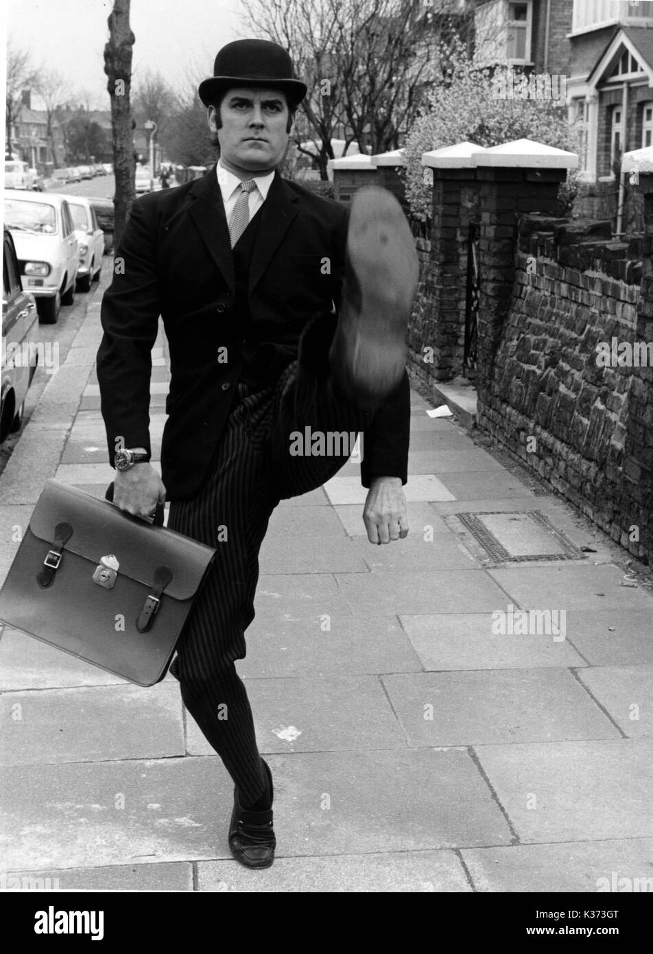 Ministry of silly walks Schwarzweiß-Stockfotos und -bilder - Alamy