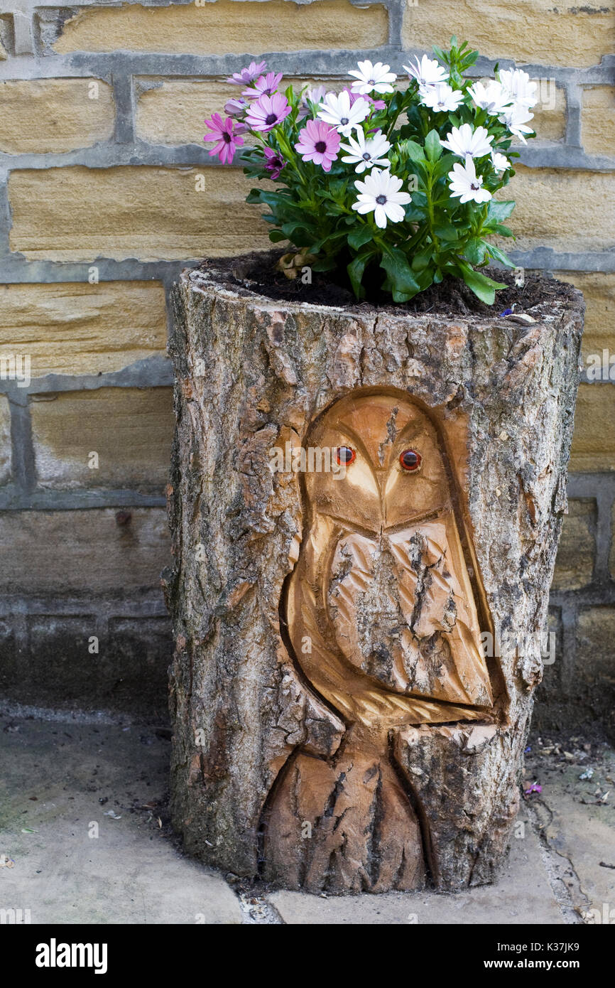 Holz geschnitzte eulen -Fotos und -Bildmaterial in hoher Auflösung – Alamy