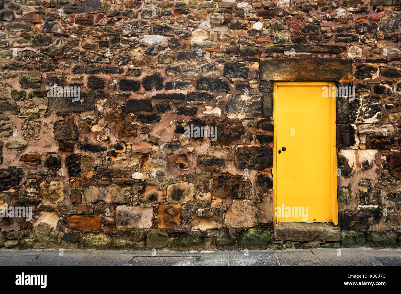 Gelbe tür -Fotos und -Bildmaterial in hoher Auflösung – Alamy