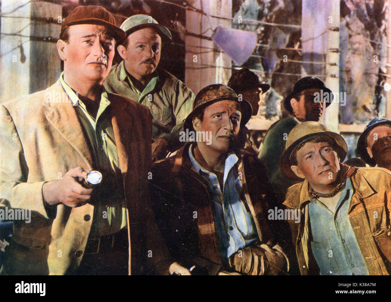 TYCOON JOHN WAYNE, 2 UNBEKANNTE SCHAUSPIELER UND PAUL FIX EINEN RKO ...