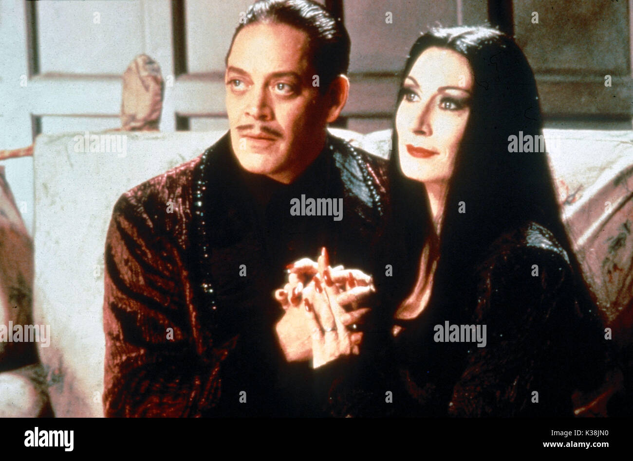 Die ADDAMS FAMILY ANGELICA HOUSTON, wie Morticia Addams, Raul Julia als ...