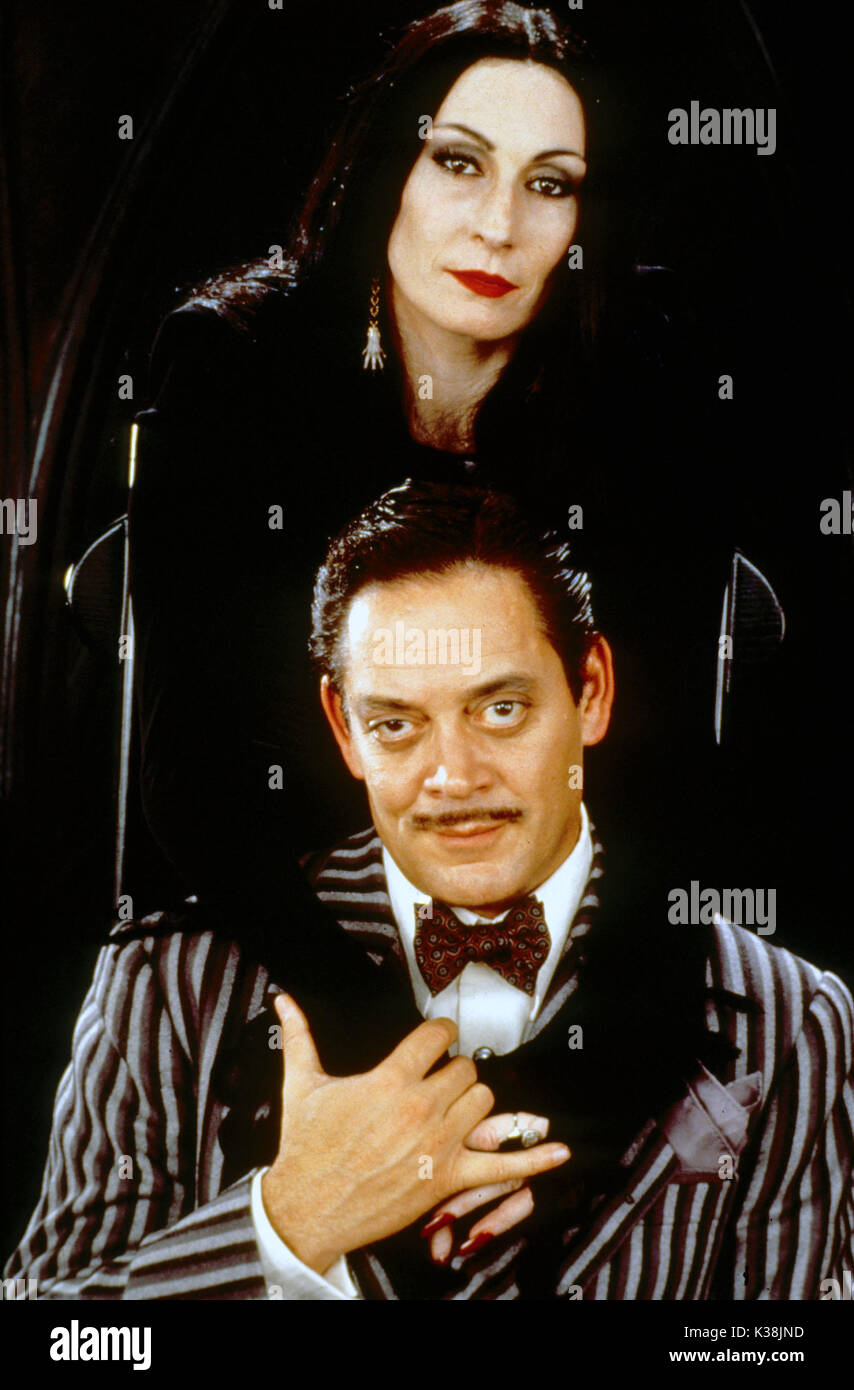 Die ADDAMS FAMILY ANGELICA HOUSTON, wie Morticia Addams, Raul Julia als ...