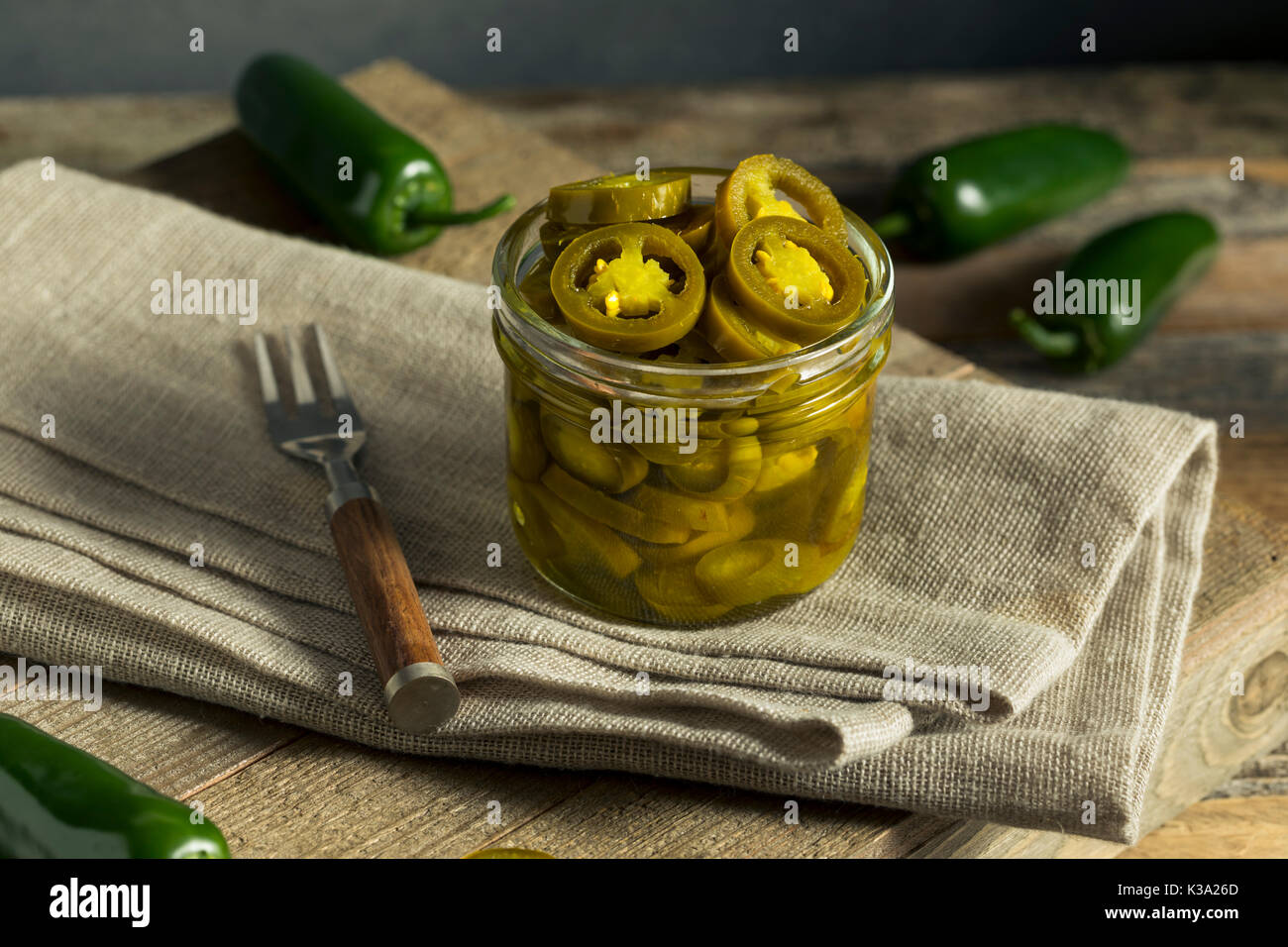 Grüne Organische eingelegte Jalapenos in einem Glas Stockfotografie - Alamy