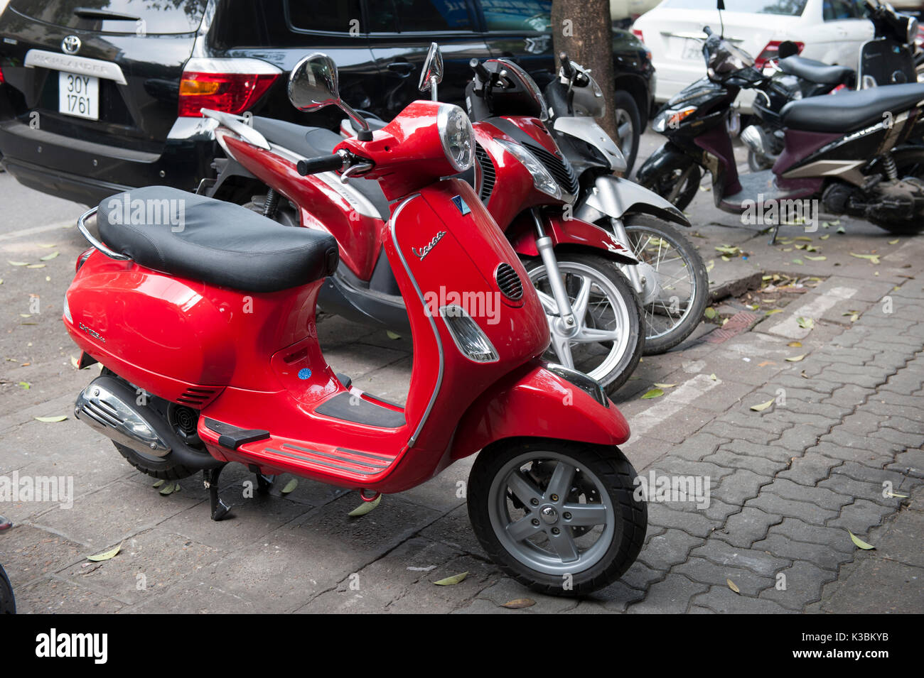 Roter roller in italien -Fotos und -Bildmaterial in hoher Auflösung – Alamy
