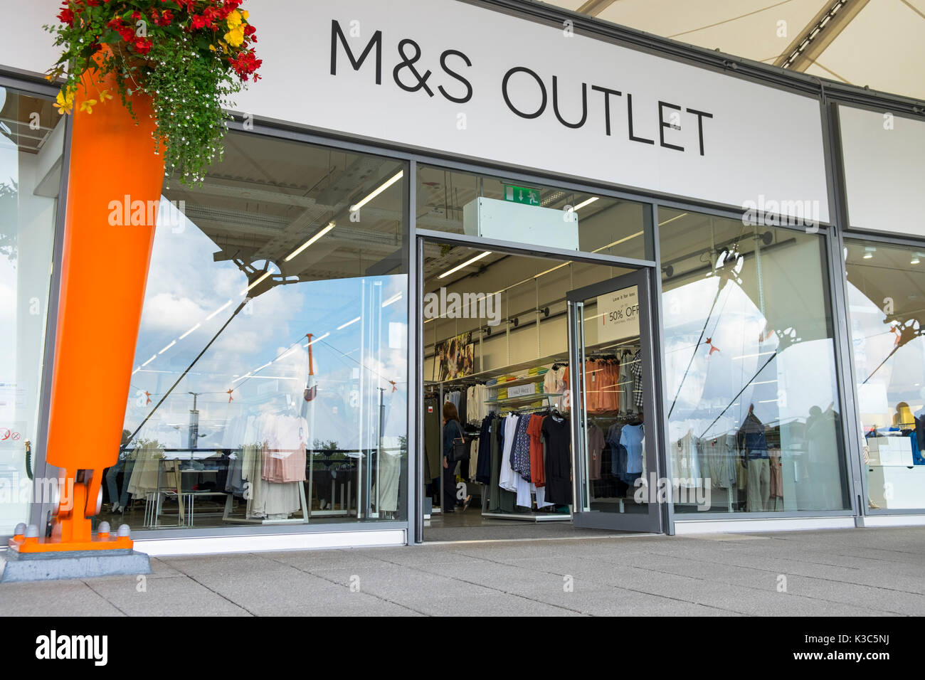 Outlet shop store -Fotos und -Bildmaterial in hoher Auflösung – Alamy