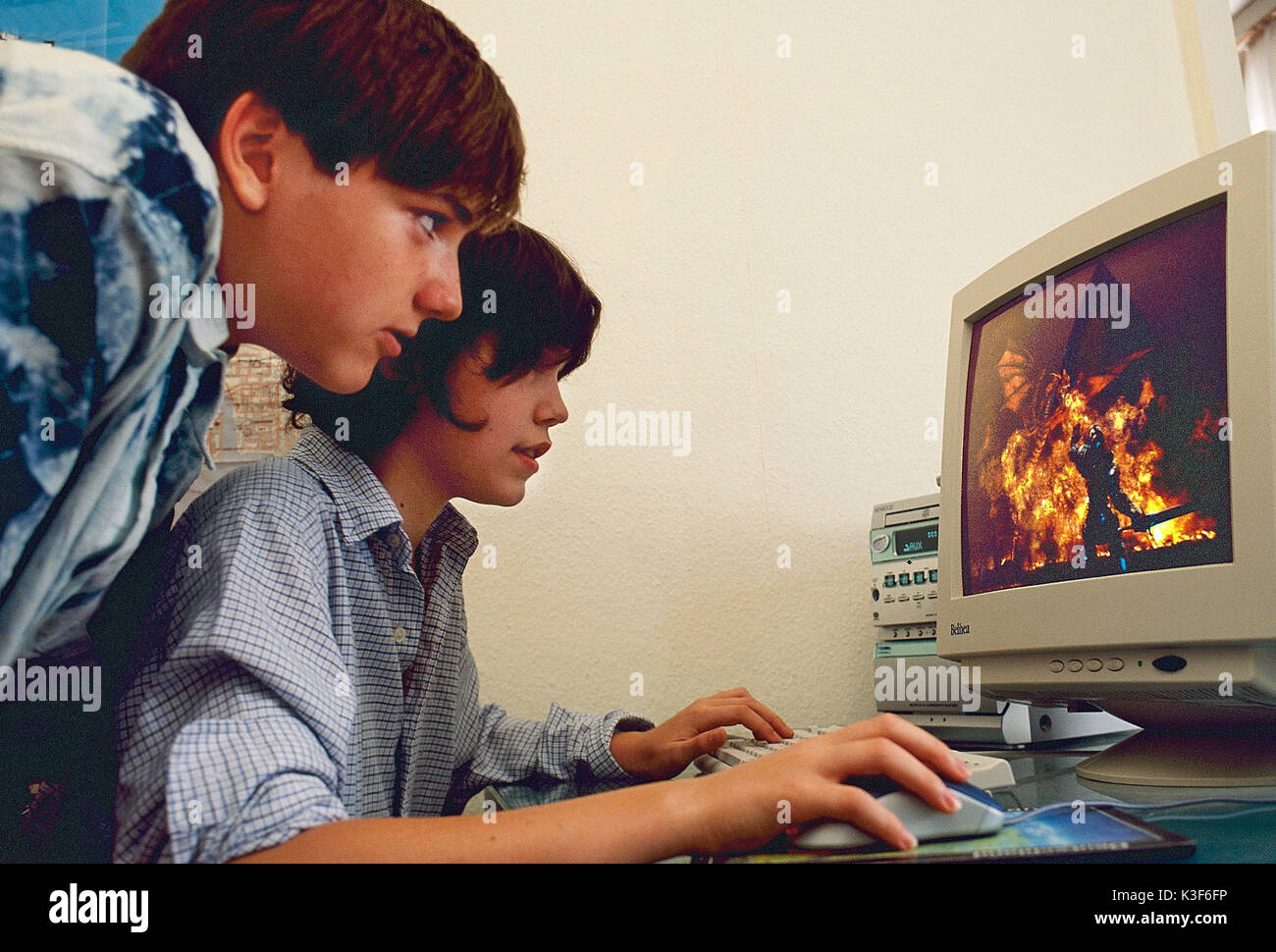 Computerspiele spielen -Fotos und -Bildmaterial in hoher Auflösung – Alamy
