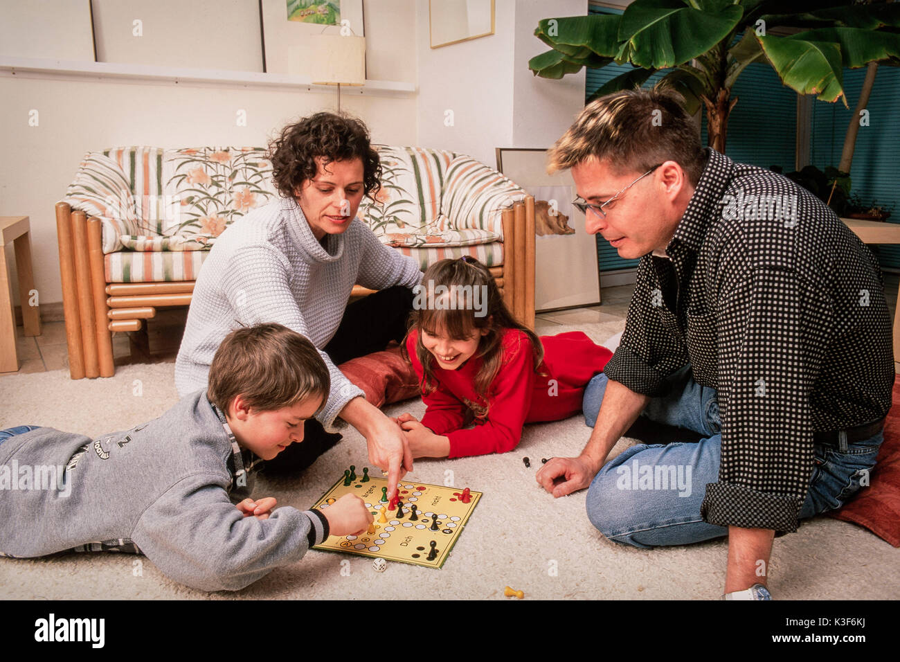 4 köpfige familie -Fotos und -Bildmaterial in hoher Auflösung – Alamy