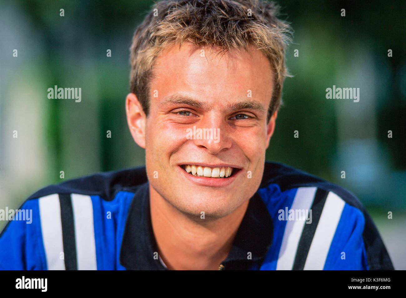 Junger mann lachend -Fotos und -Bildmaterial in hoher Auflösung – Alamy