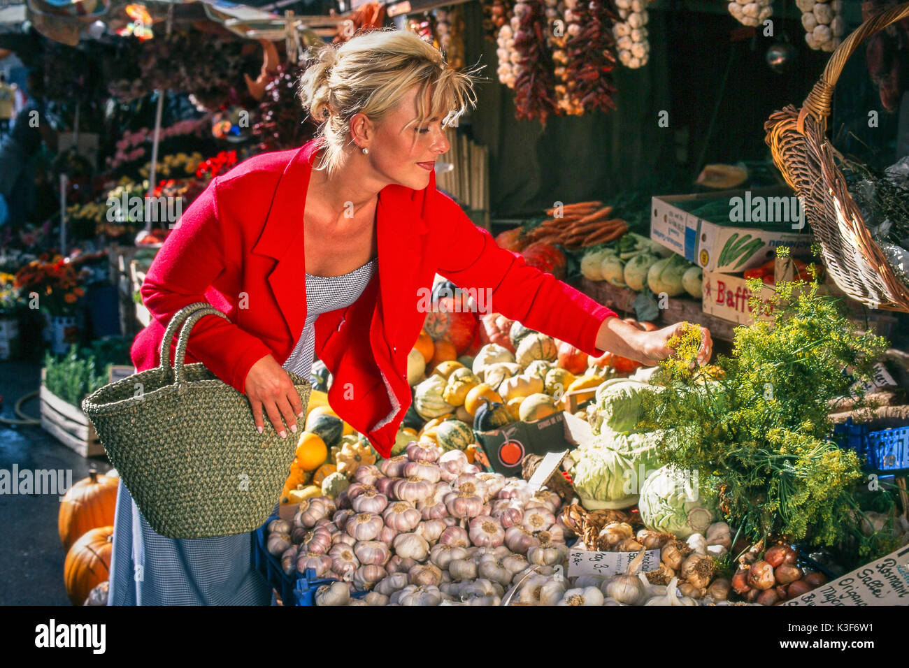 Frau im markt -Fotos und -Bildmaterial in hoher Auflösung – Alamy