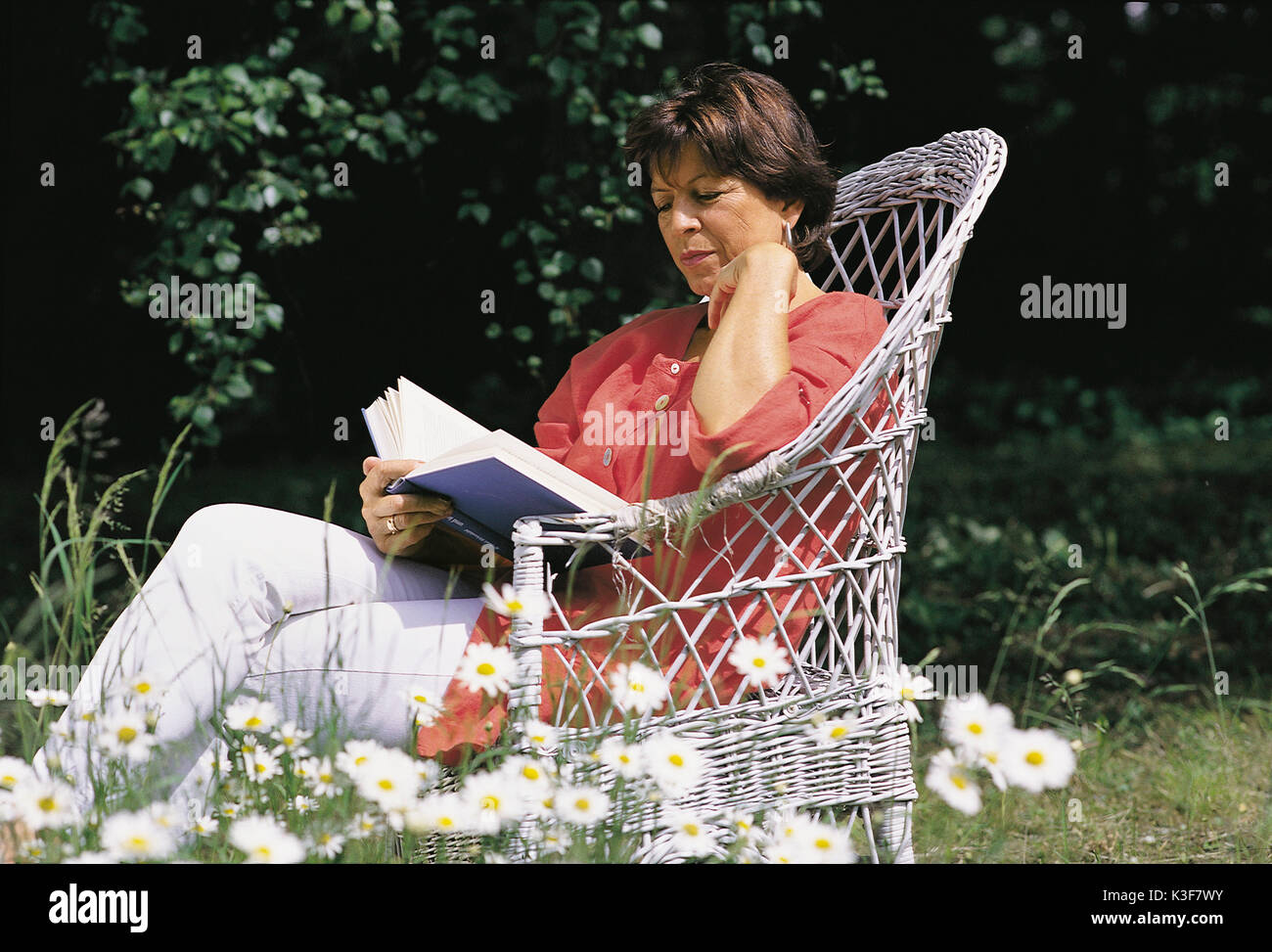 Sitzt frau -Fotos und -Bildmaterial in hoher Auflösung – Alamy