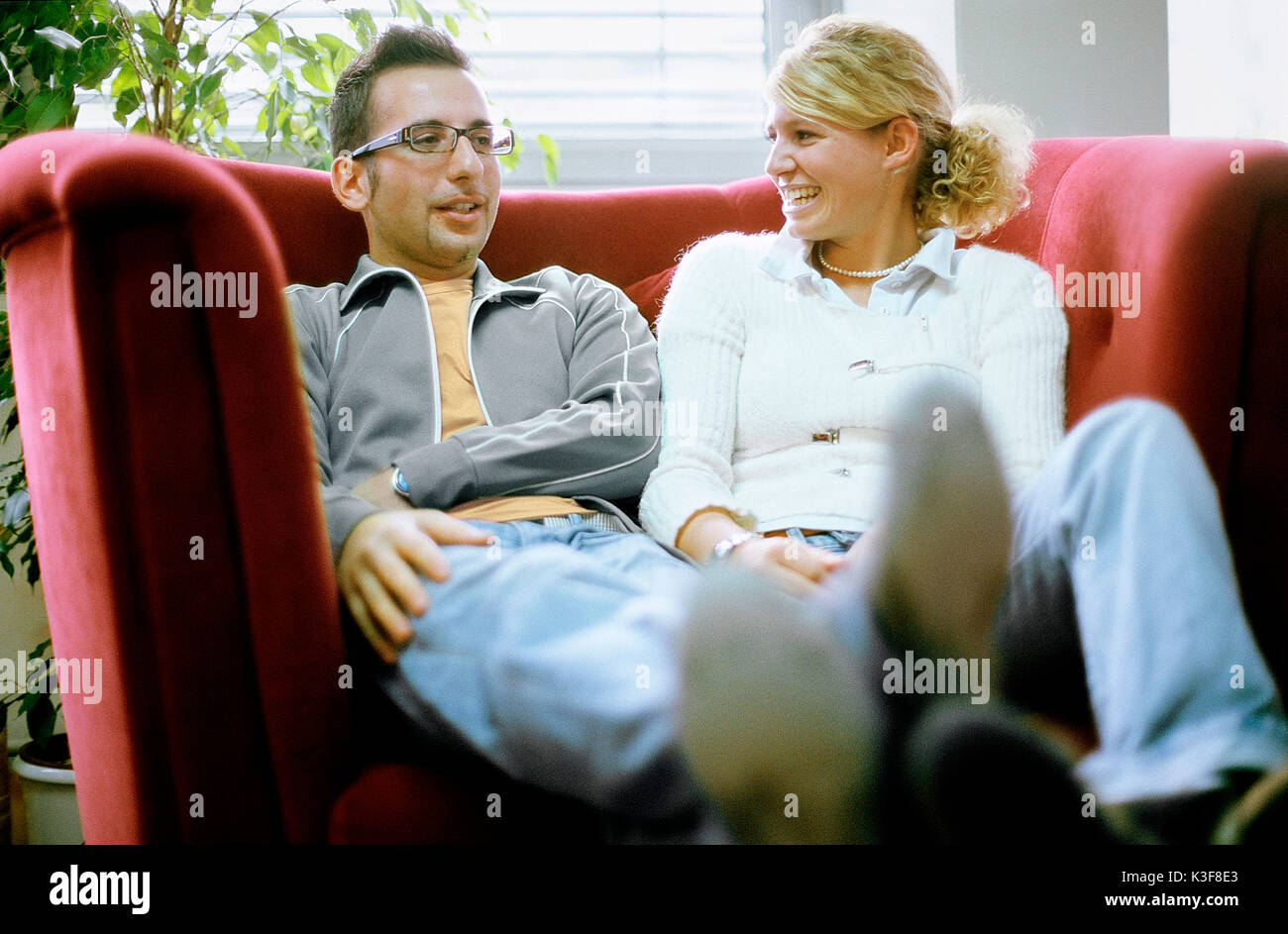 Personen im gespräch -Fotos und -Bildmaterial in hoher Auflösung – Alamy