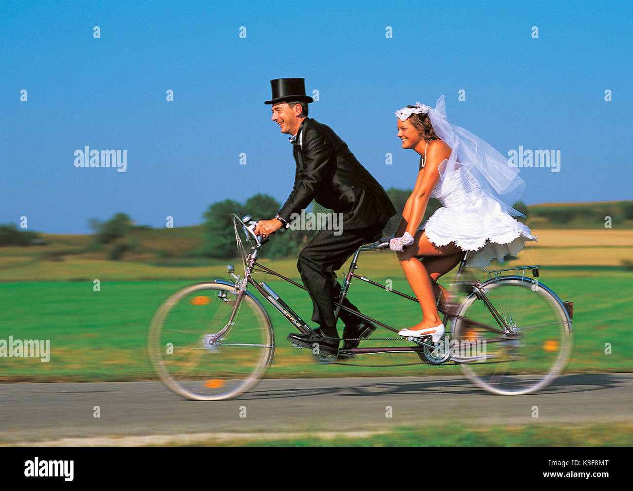 Two women on tandem bicycle -Fotos und -Bildmaterial in hoher Auflösung ...