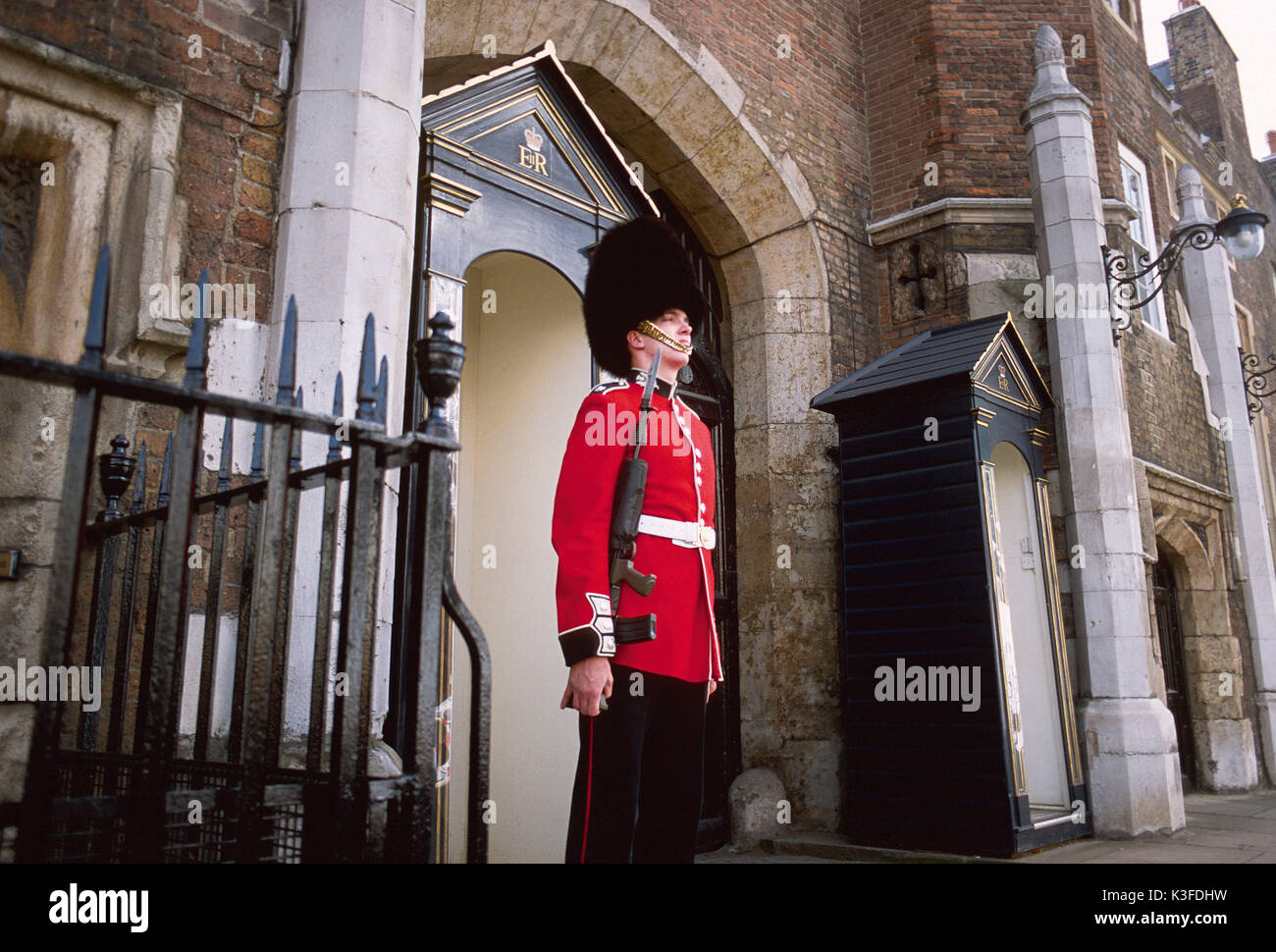 Palace guard in red -Fotos und -Bildmaterial in hoher Auflösung – Alamy