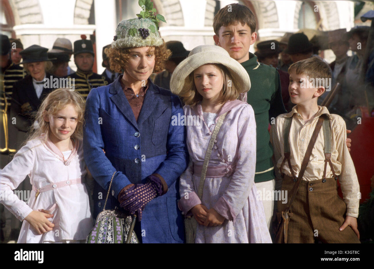 Zoe wanamaker where -Fotos und -Bildmaterial in hoher Auflösung - Seite ...