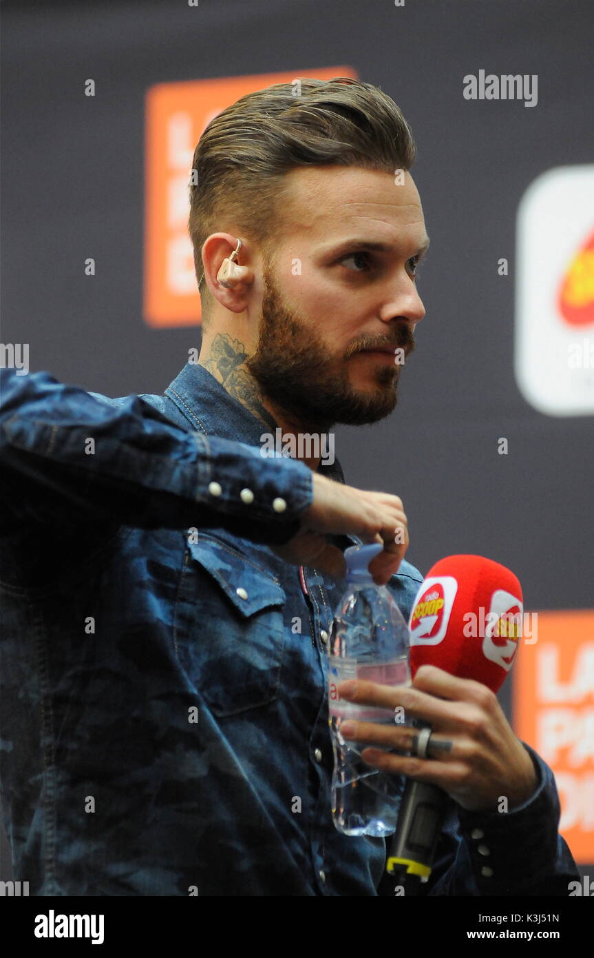 Männlicher Französischer Sänger Stockfotos und -bilder Kaufen - Alamy