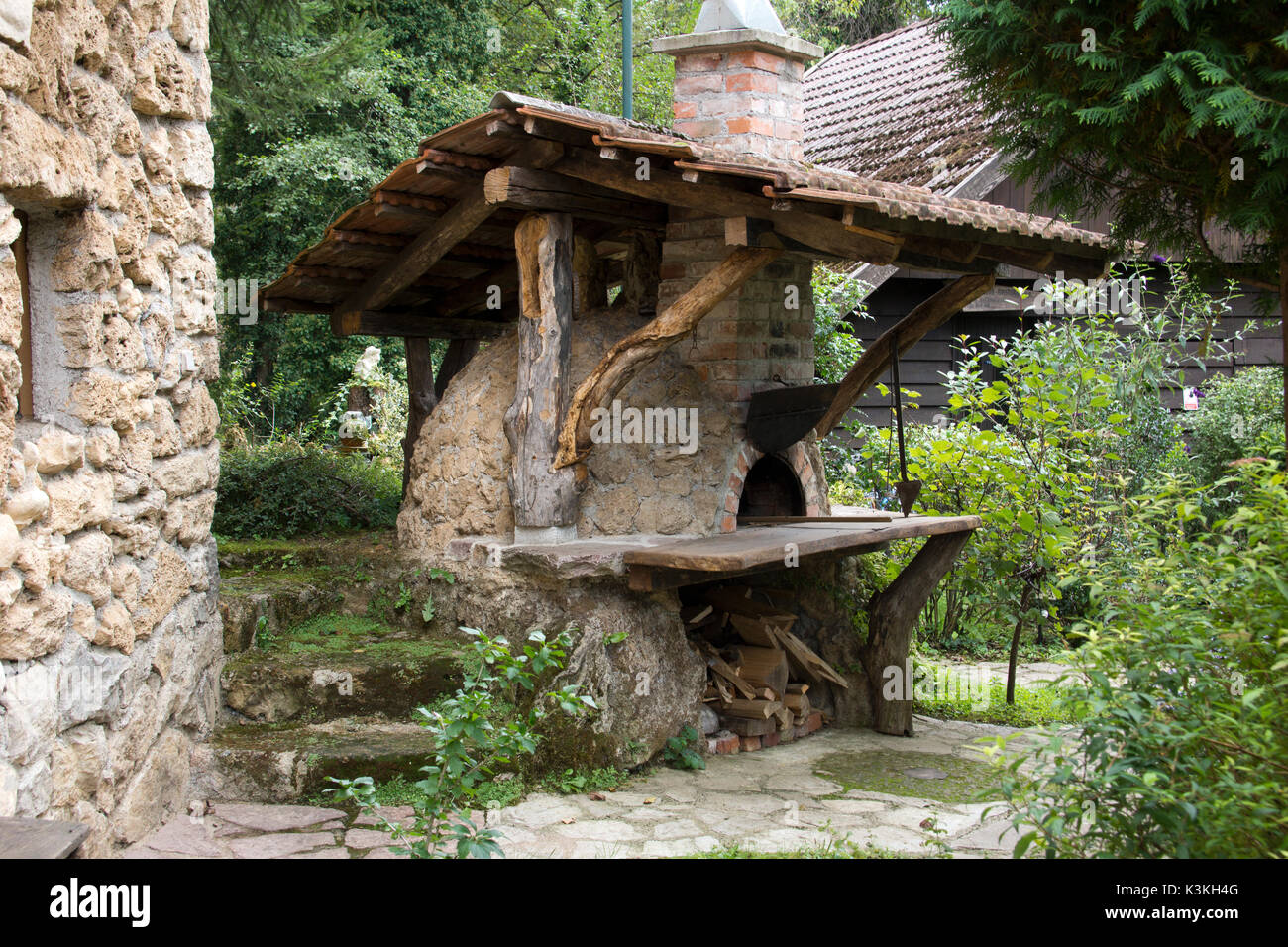 Alter holzofen mit backofen -Fotos und -Bildmaterial in hoher Auflösung ...