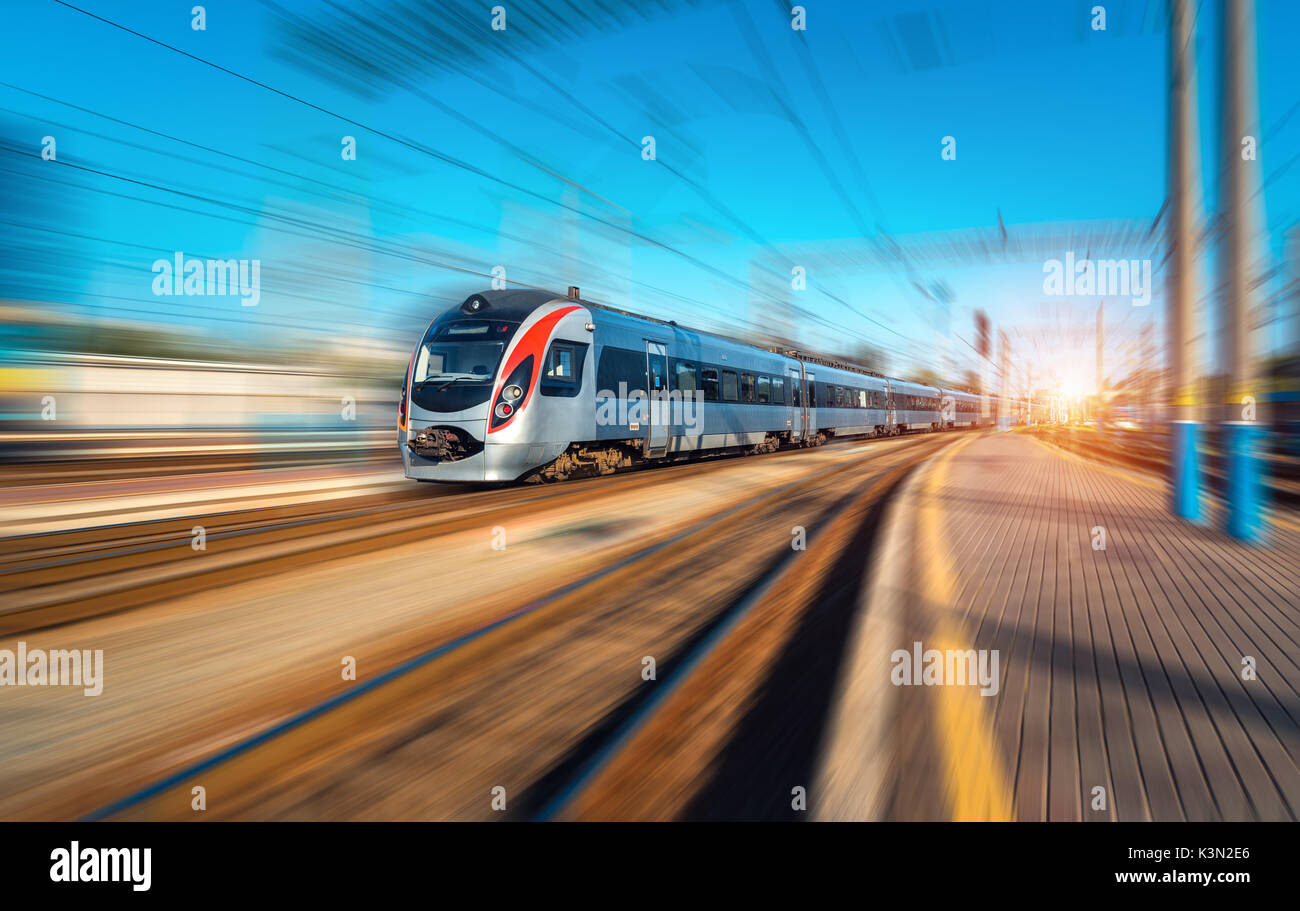 High-Speed-Zug in Bewegung am Bahnhof bei Sonnenuntergang in Europa ...