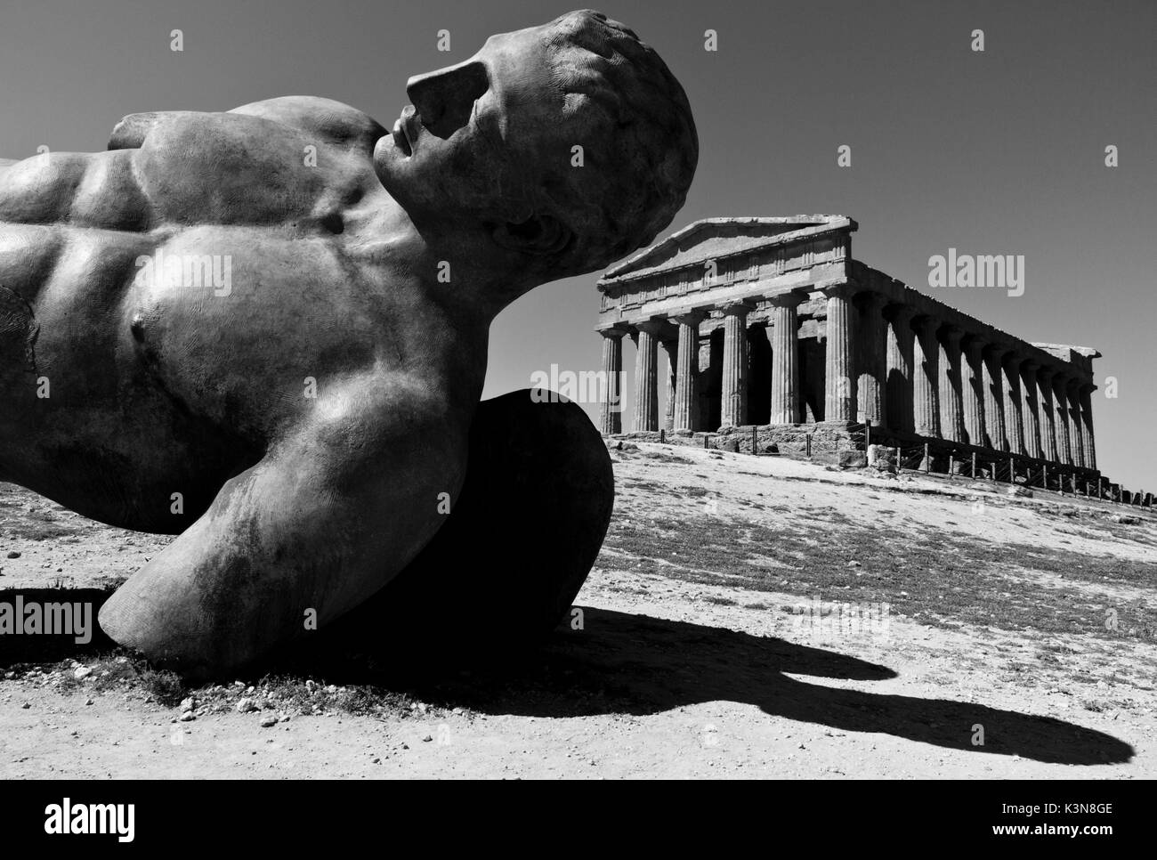 Statue of icarus -Fotos und -Bildmaterial in hoher Auflösung – Alamy