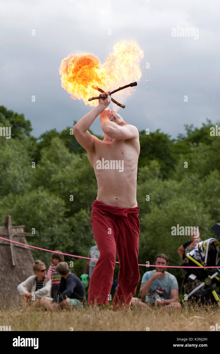 Feuerspucker, Farren, bläst einem Firey Herz Form in der Luft bei ...