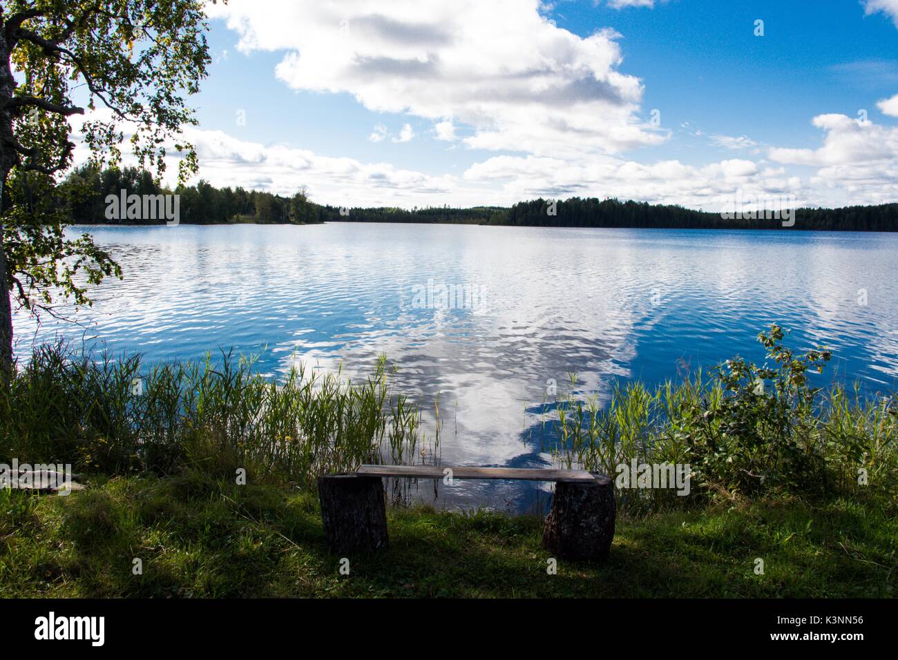 Reflexion der bank -Fotos und -Bildmaterial in hoher Auflösung – Alamy