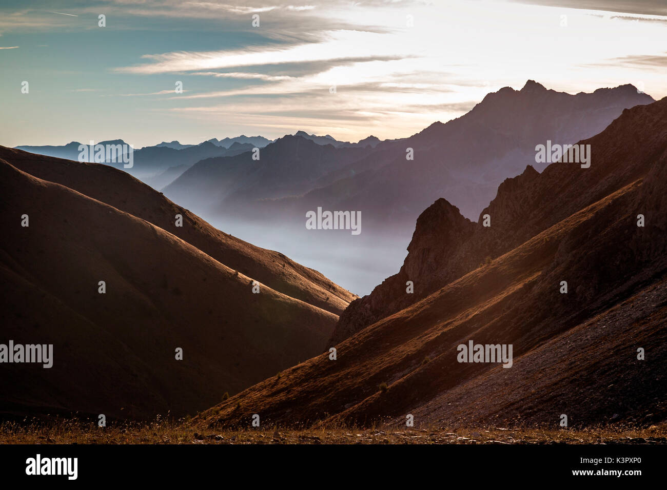 Eine suggestive Schuß der Profile der Val di Sole in den frühen Morgen ...
