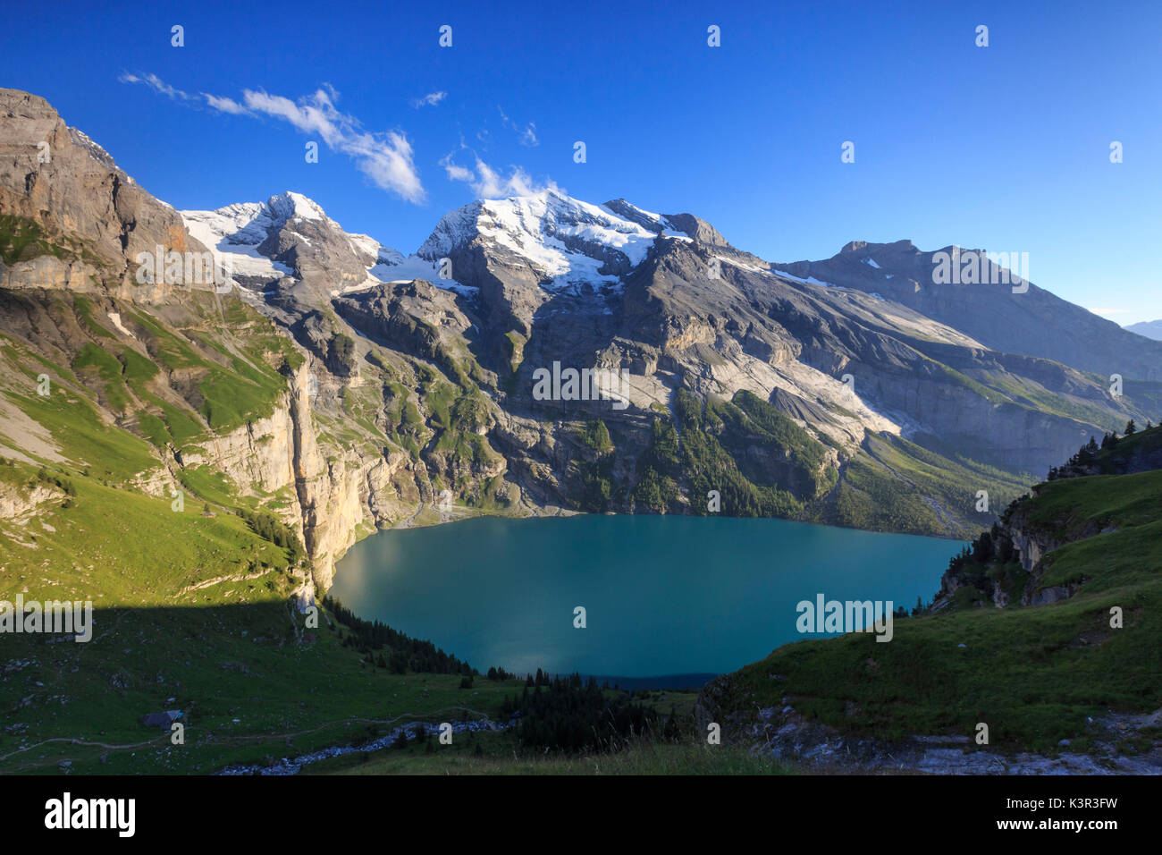 Sommer Blick auf Lake Oeschinensee Berner Oberland Kandersteg Kanton ...