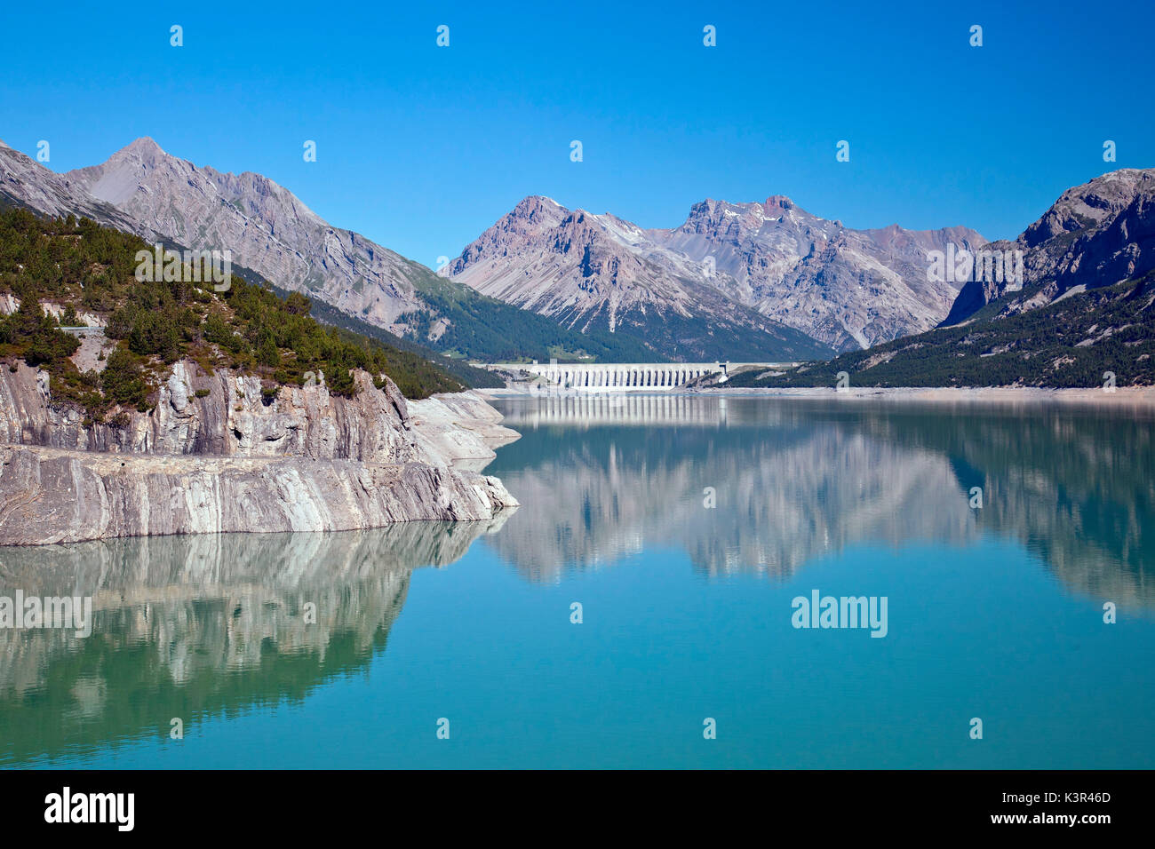 Einige der Gipfel entlang der Grenze zur Schweiz spiegelt sich im ...