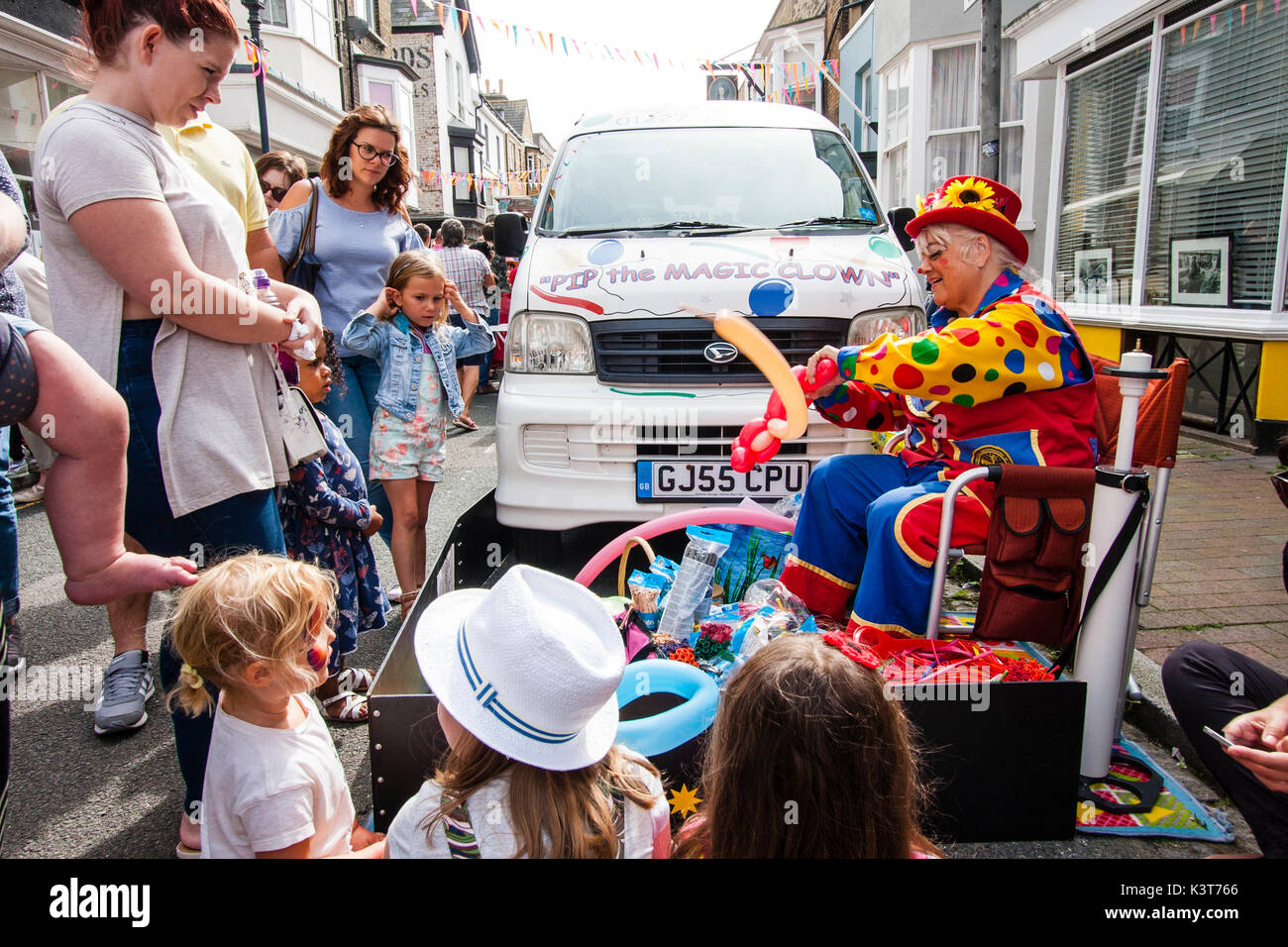 Clown im stuhl sitzen -Fotos und -Bildmaterial in hoher Auflösung – Alamy