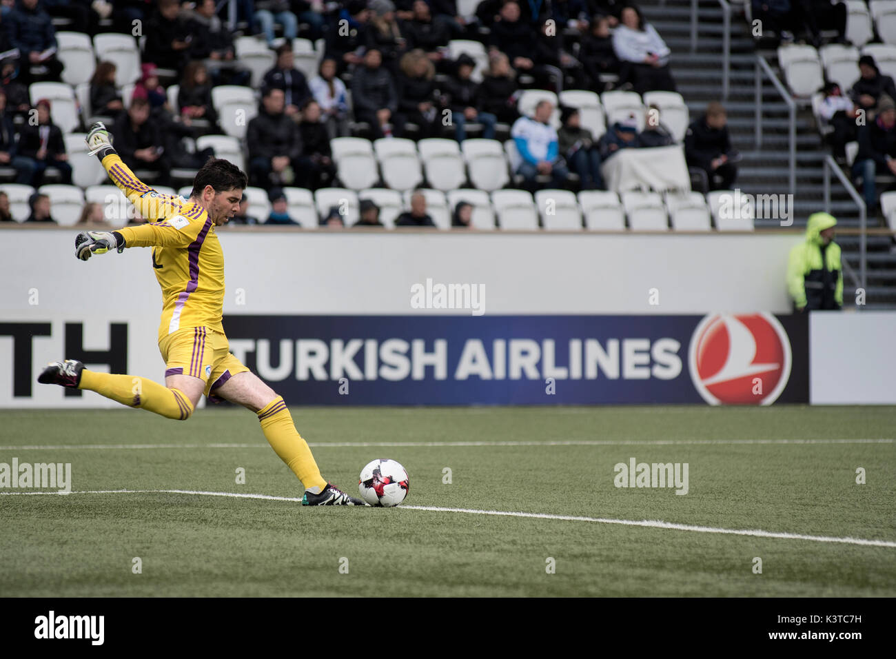 Faroe islands goalkeeper -Fotos und -Bildmaterial in hoher Auflösung ...