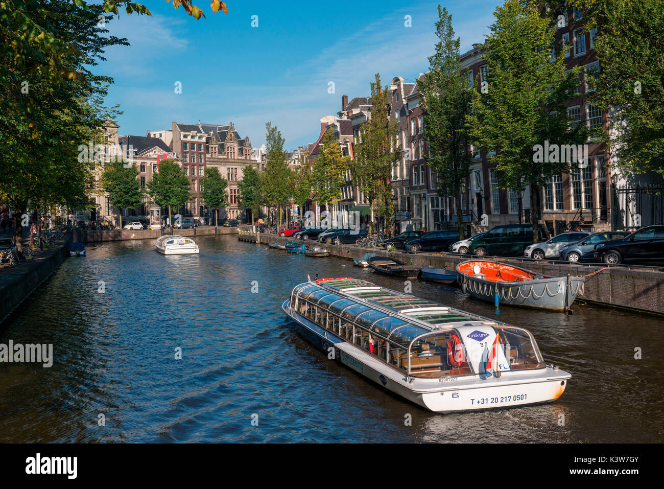 Boot im kanal -Fotos und -Bildmaterial in hoher Auflösung – Alamy