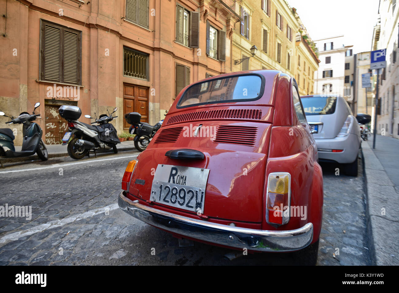 Rotes fiat -Fotos und -Bildmaterial in hoher Auflösung – Alamy