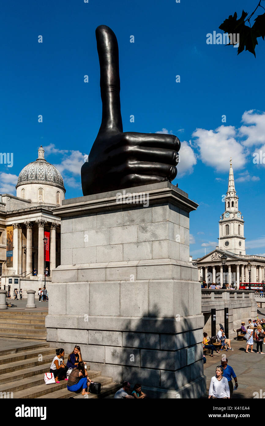Die "Daumen hoch" Skulptur, die Fourth Plinth auf dem Trafalgar Square ...