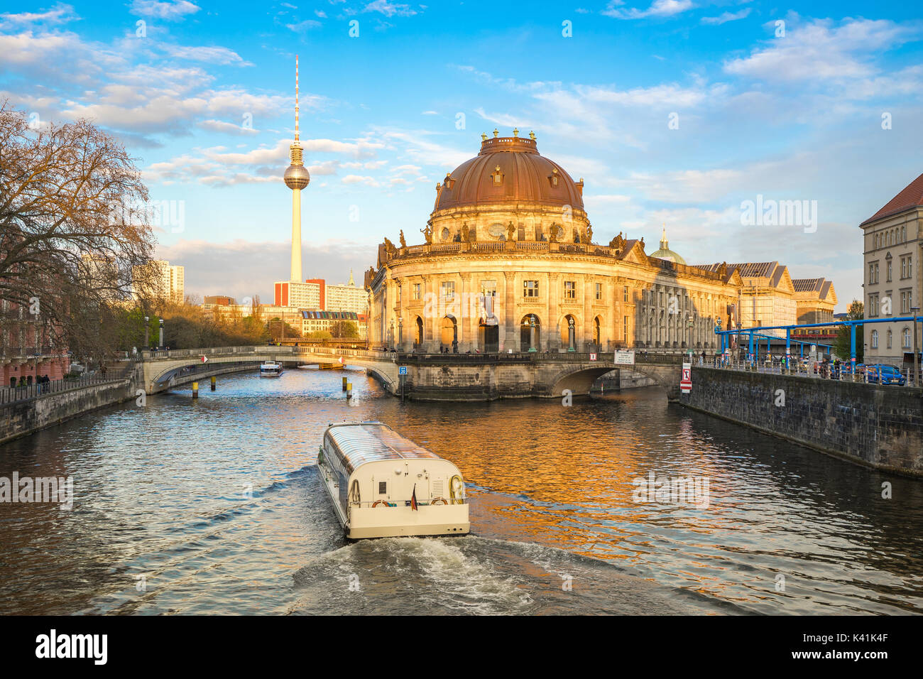 Museum Insel an der Spree bei Sonnenuntergang in Berlin, Deutschland ...