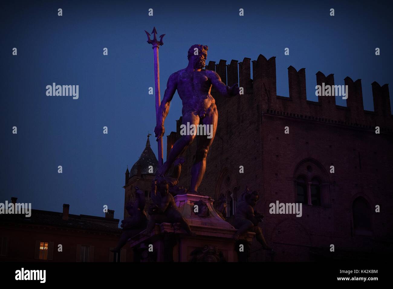 Eine statue von neptun mit dreizack -Fotos und -Bildmaterial in hoher ...