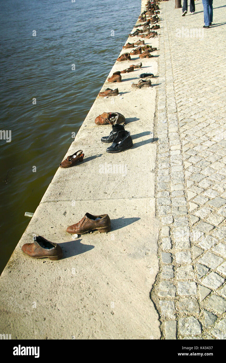 Schuhe auf der Donau-Promenade von Gyula Pauer und können Togay ...