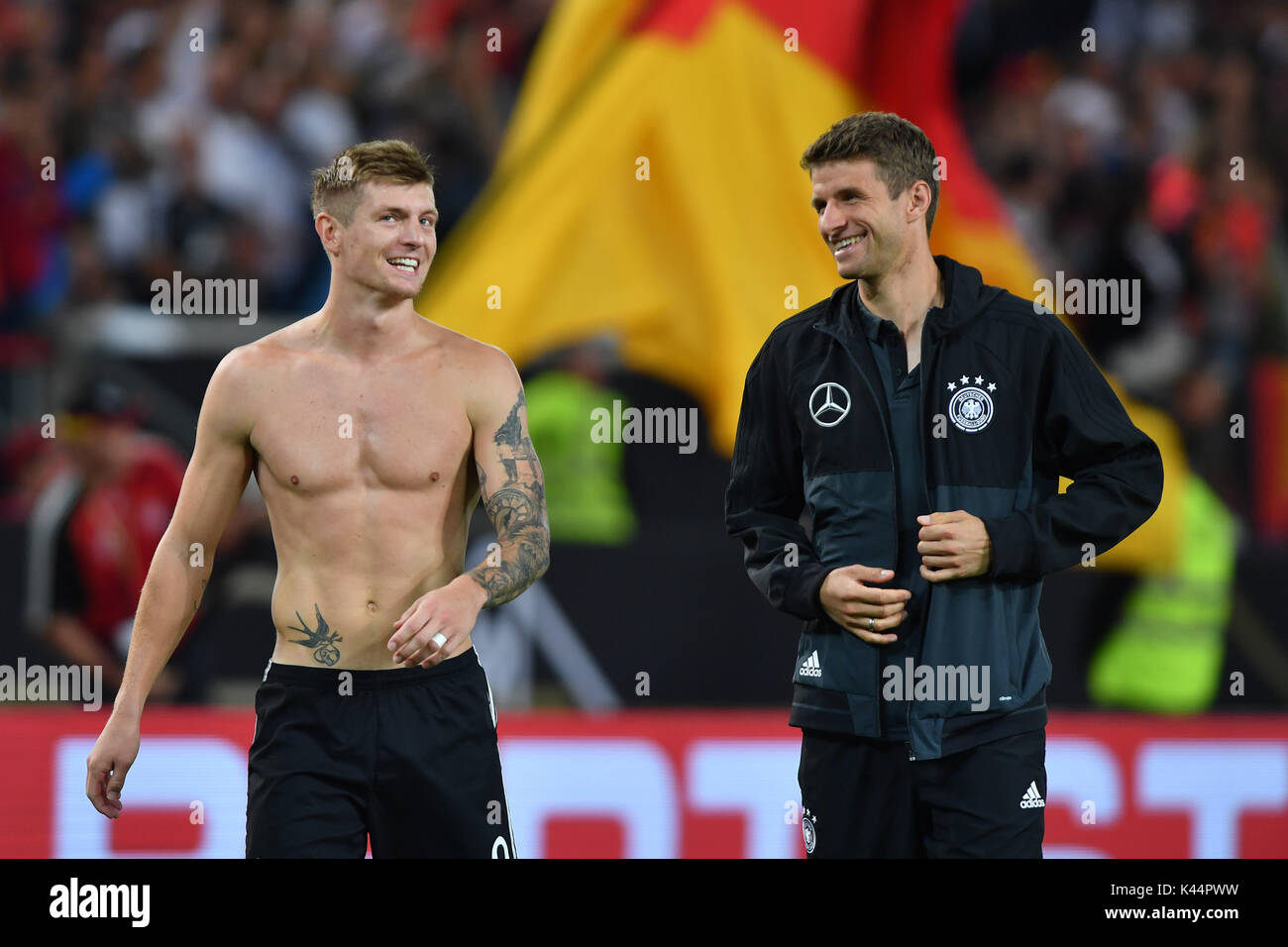 Stuttgart, Deutschland. Sep, 2017 04. v. li: Toni Kroos (GER) mit ...