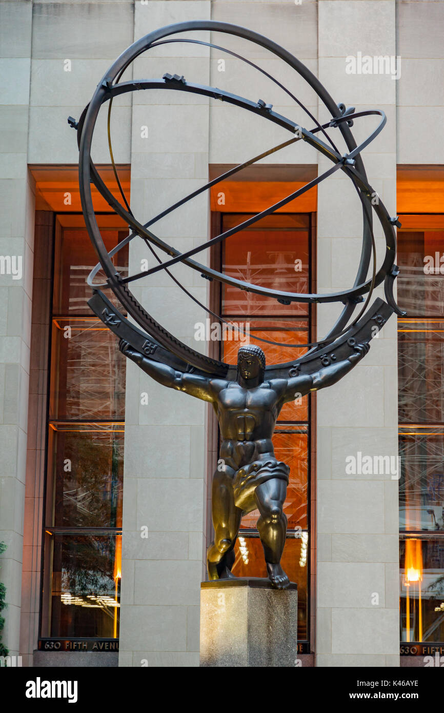 Die Bronzestatue von Lee Lawrie (1937) Atlas, die den Himmel an der ...