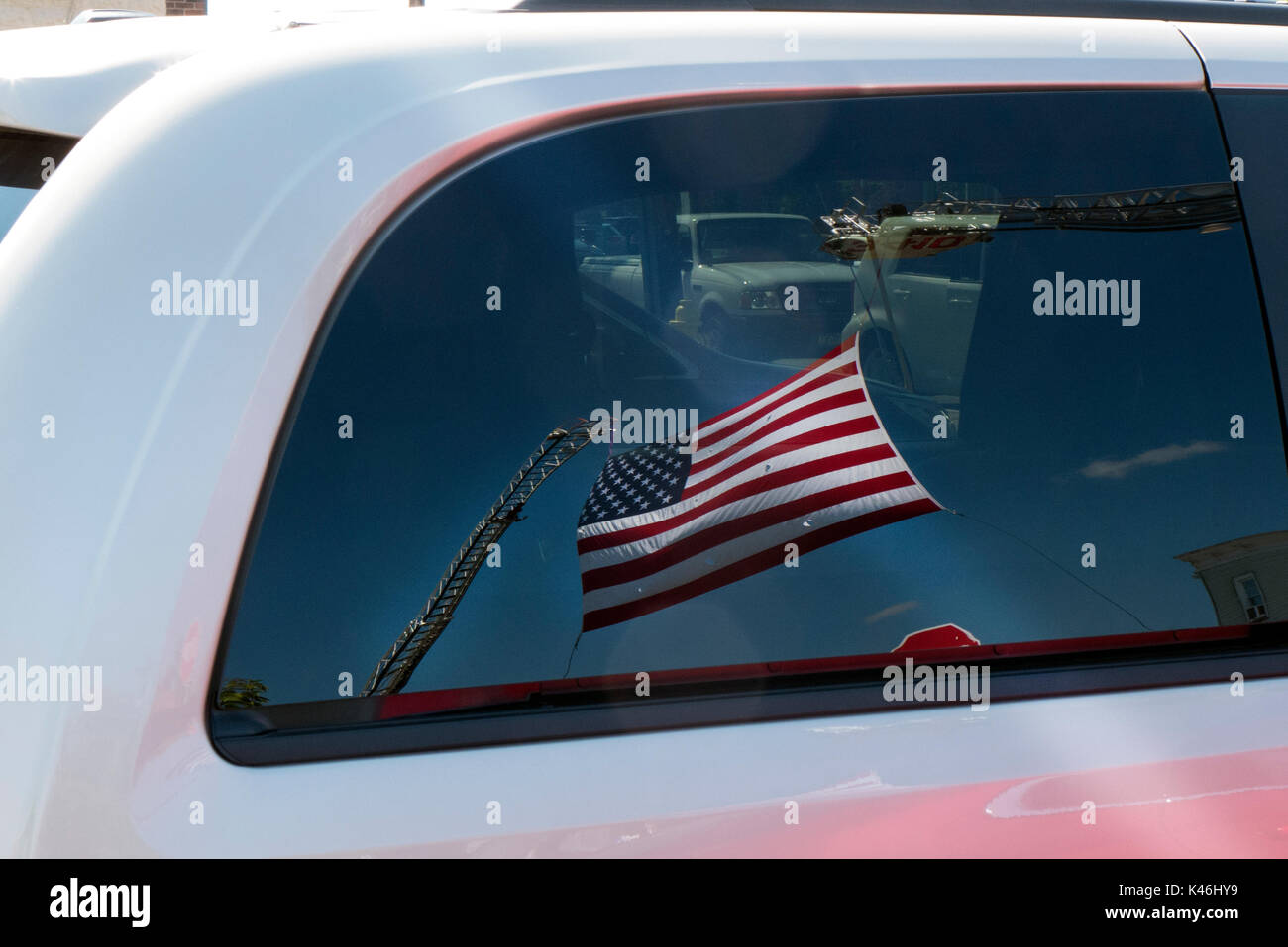 Fahne im fenster -Fotos und -Bildmaterial in hoher Auflösung – Alamy