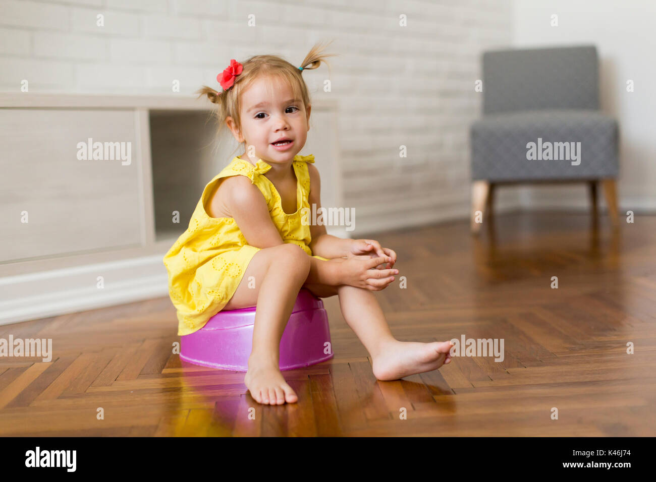 Toddler girl potty -Fotos und -Bildmaterial in hoher Auflösung – Alamy
