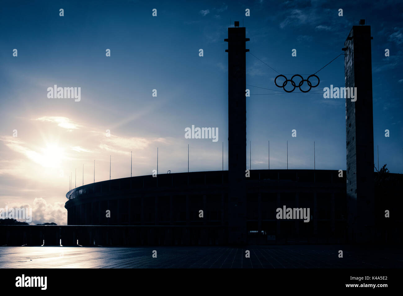 Olympische ringe olympia tower bridge -Fotos und -Bildmaterial in hoher ...