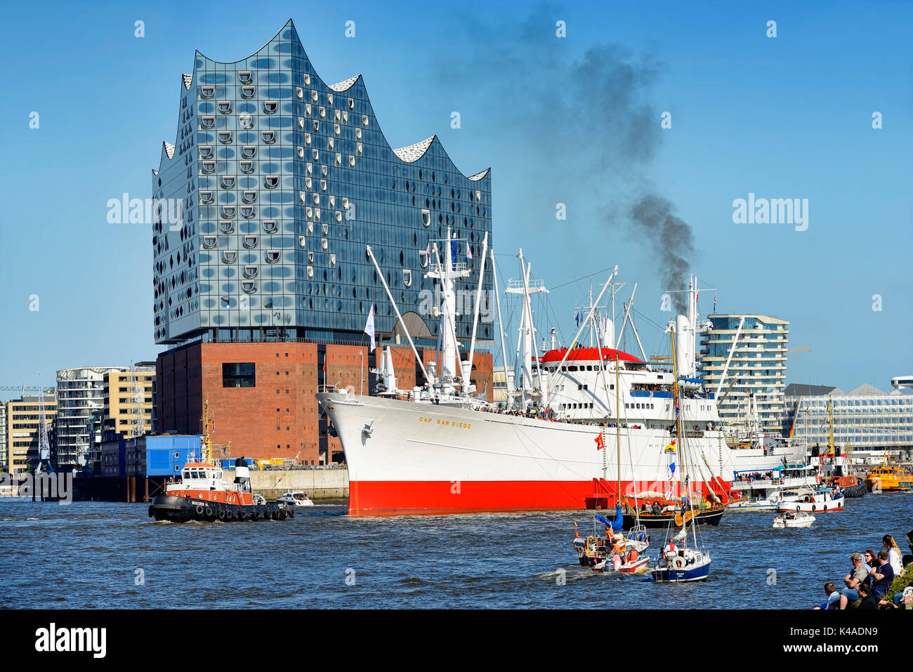 Elbphilharmonie und marco polo turm -Fotos und -Bildmaterial in hoher ...